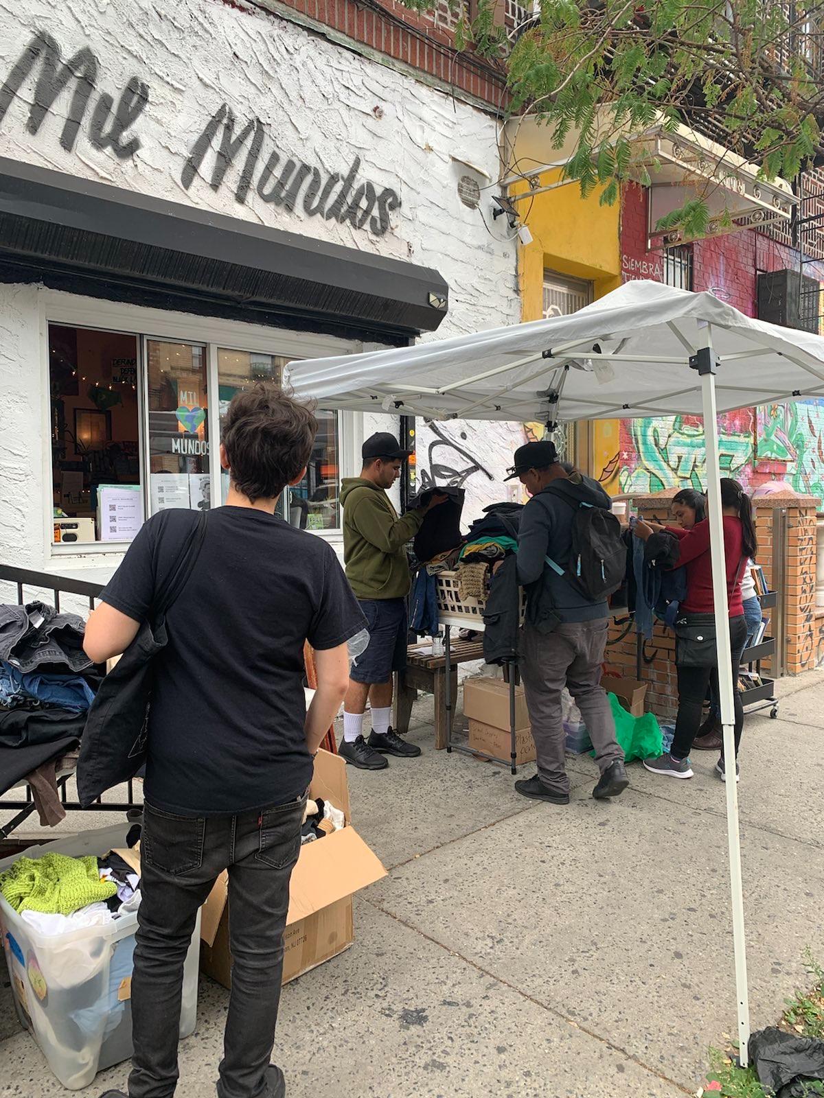 Essential Goods – Mil Mundos En Común
